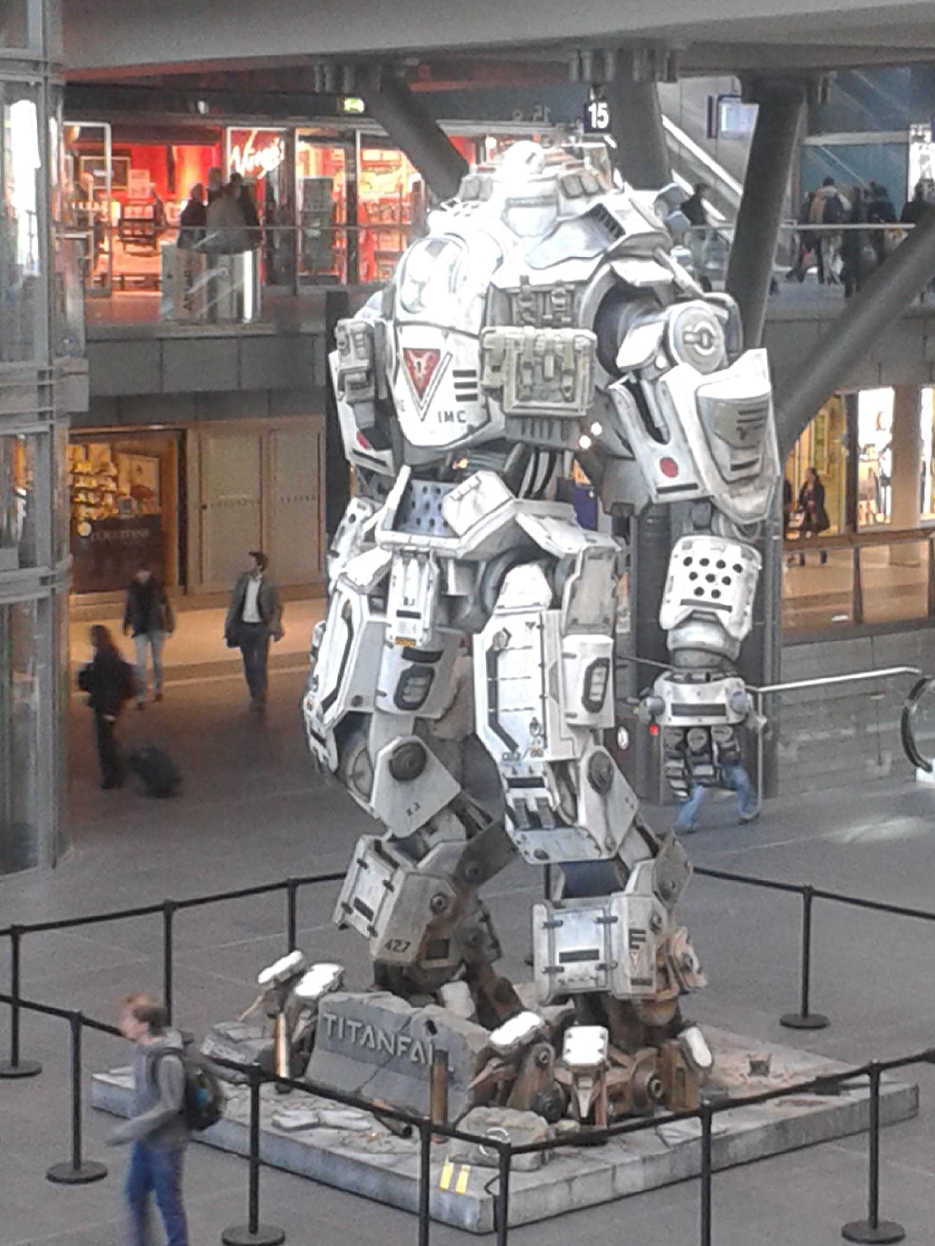 Estátua em tamanho real de "Titan" (Titanfall) aparece em Berlin.